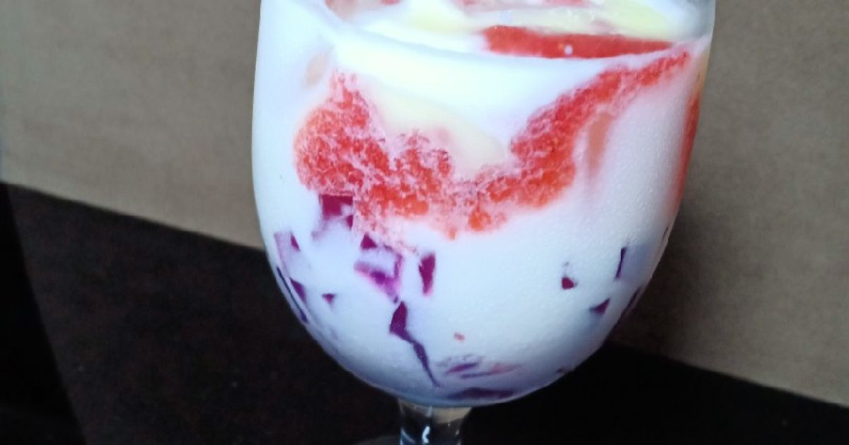Resep Es Strawberry Susu oleh Dapur Andwina - Cookpad