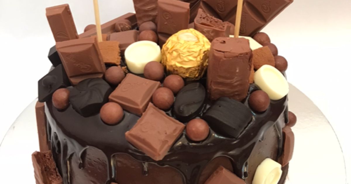 Chocolate Overloaded Cake Recipe by Ashlesha Dhankani - Cookpad