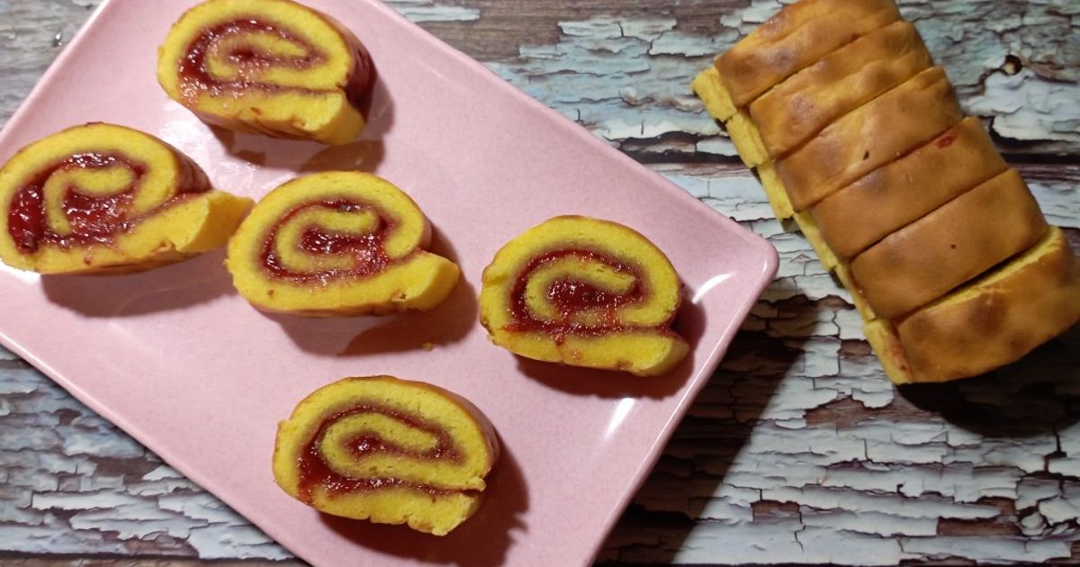 Resep Roll Cake Selai Stroberi oleh Hilda Dawood - Cookpad