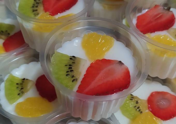 Resep Silky puding cup topping buah segar oleh salma Hanty - Cookpad