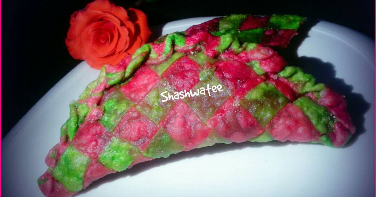 Colorful Mat Ghujiya Recipe by Shashwatee Swagatica - Cookpad