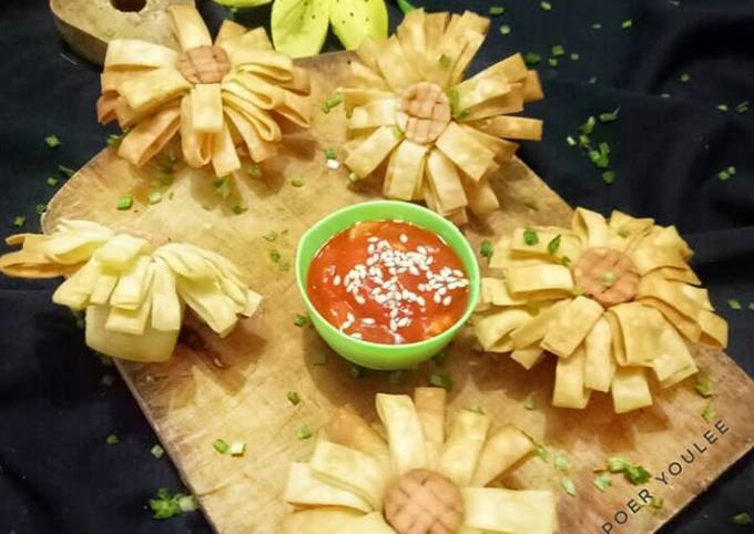 Resep Bunga Sosis Kulit Pangsit oleh Dapoer Youlee - Cookpad