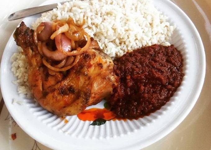 Rice, stew and peppered chicken Recipe by Ayyush_hadejia - Cookpad