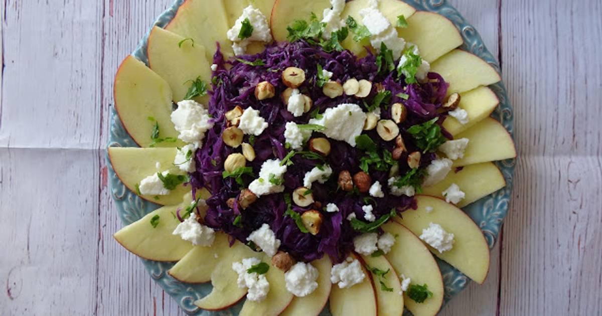 Salada quente de couve-roxa e requeijão com maçã e avelãs tostadas ...