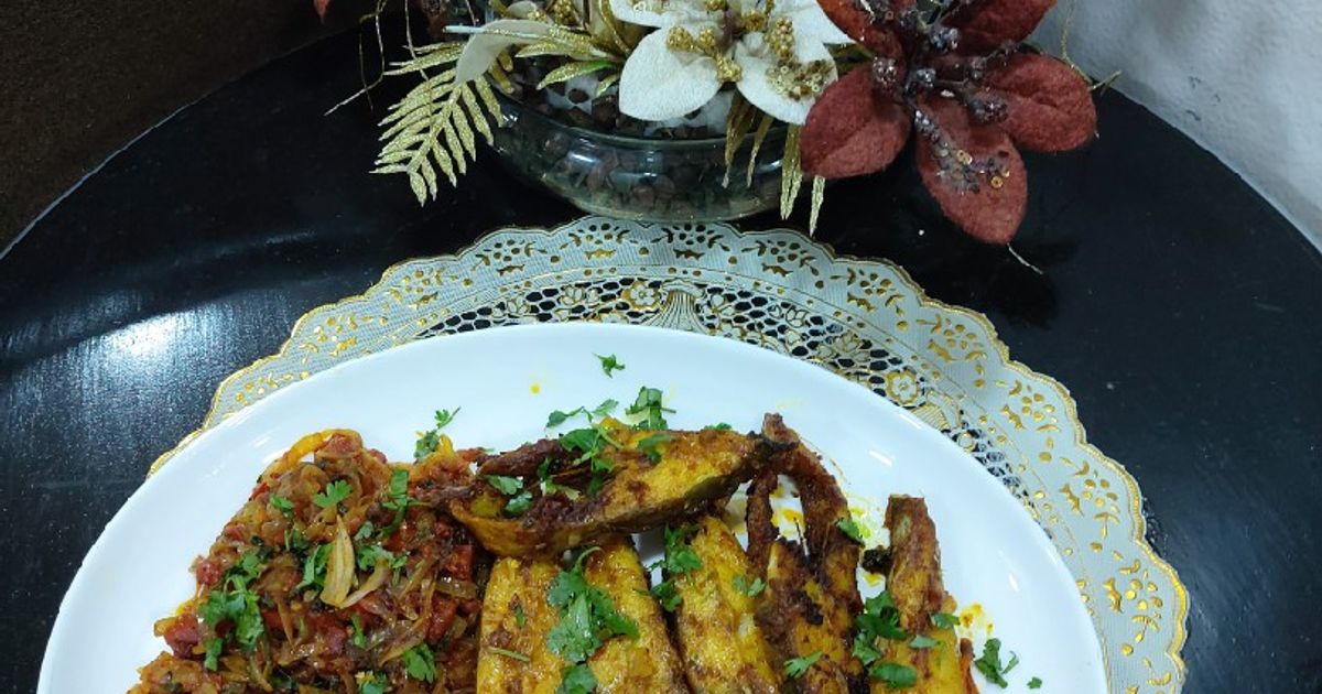 Grilled Fish With Onion Tomatoes Recipe by Nargis shaikh Shaukat - Cookpad
