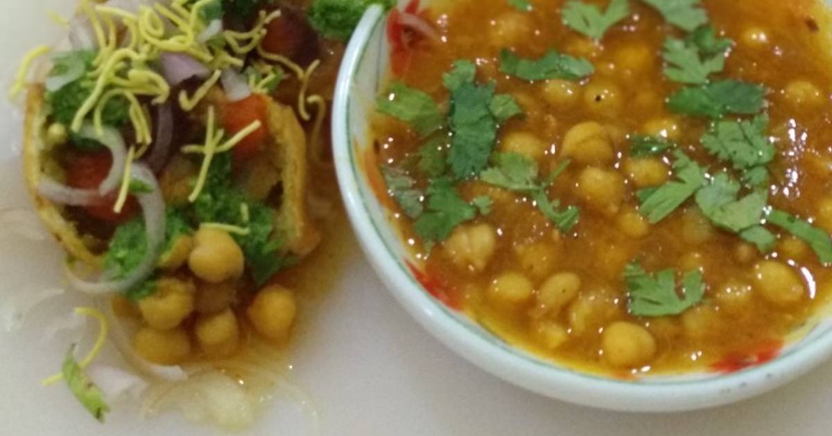 Chhole samosa chat Recipe by Hemali Bosmia - Cookpad