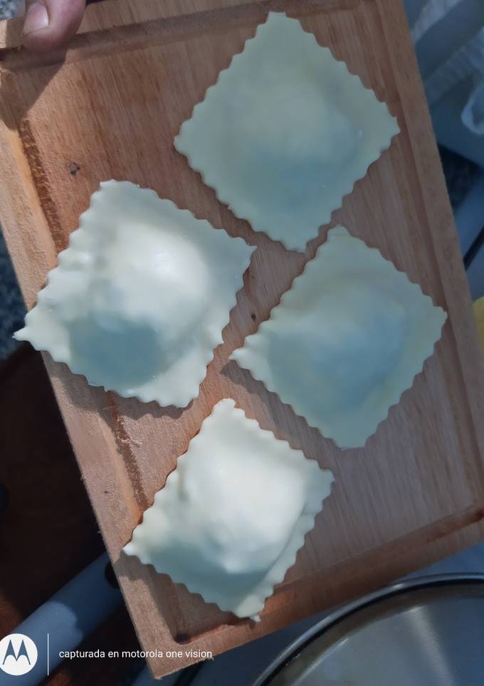 Ravioles con tapas de empanadas Receta de Dayli- Cookpad
