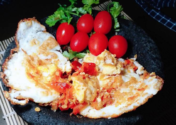 Resep Telor Ceplok Penyet Sambal Bawang oleh Atik Efendy - Cookpad