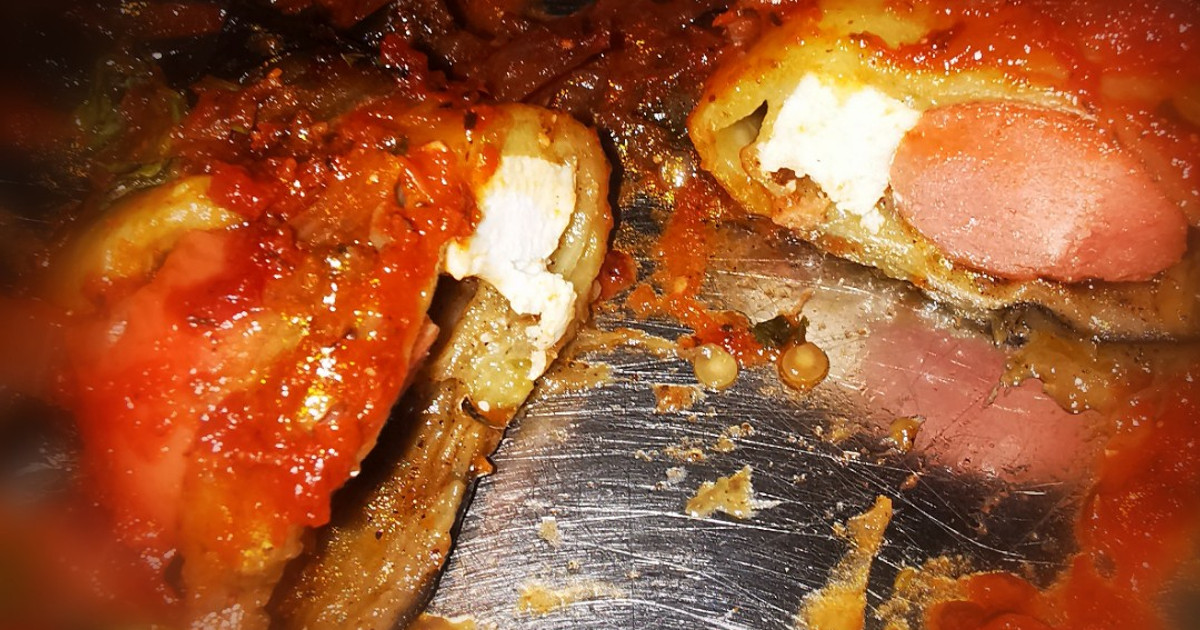 Ρολό μελιτζάνας με λουκάνικο, φέτα και καυτερή σάλτσα. Συνταγή από τον ...