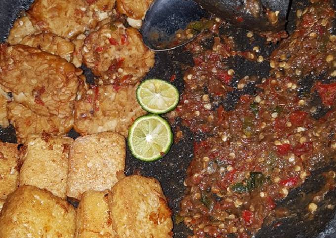 Resep Sambal terasi ditemani tempe geprek tahu goreng oleh hasnayamani ...