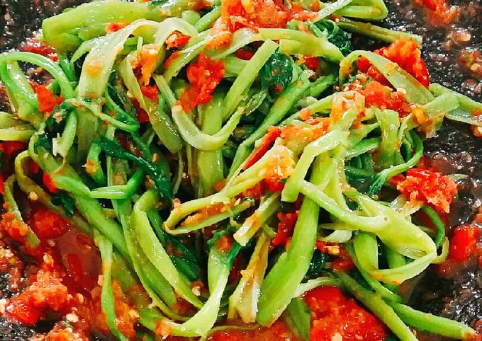 Resep Pelecing kangkung lombok oleh SalenaZiandru - Cookpad