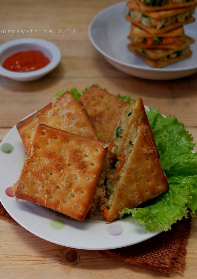 Resep Crackers Isi Ragout Ayam oleh Sukmawati_rs - Cookpad