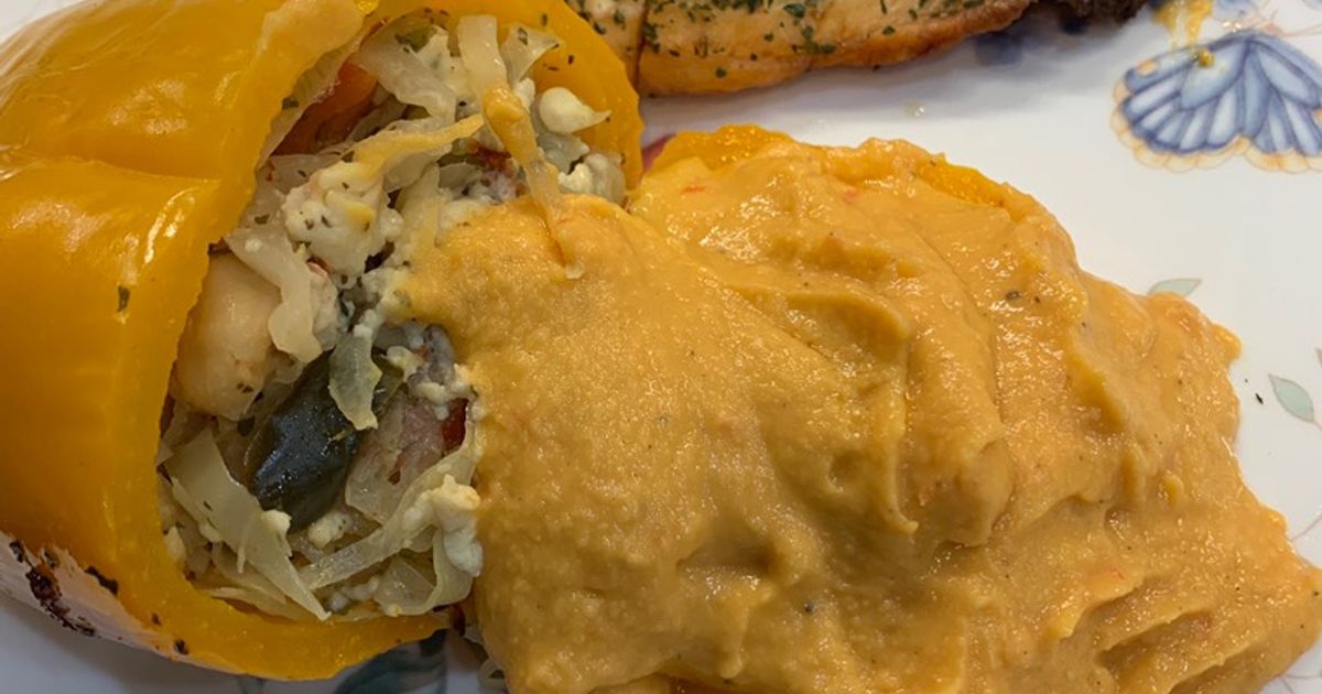 Pimiento Relleno De Repollo Acompañado De Pescado Al Horno Y Crema De ...