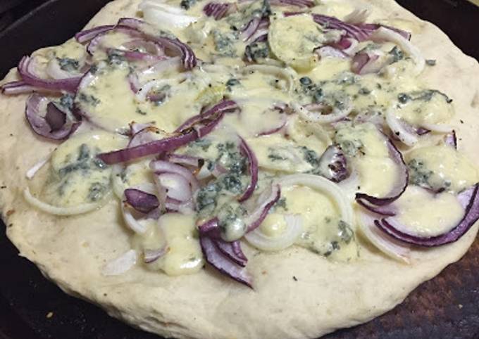 Pizza de cebollas y roquefort Receta de Hernan Diego Martin- Cookpad