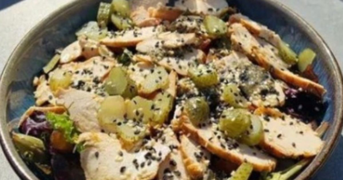 Salada De Alface Com Peito De Frango, Picles E Sésamo Receita por ...