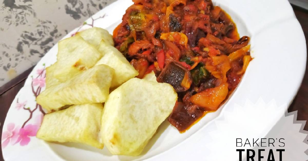 Fried yam with spicy chicken sauce girki daga Fatima muh'd bello - Cookpad