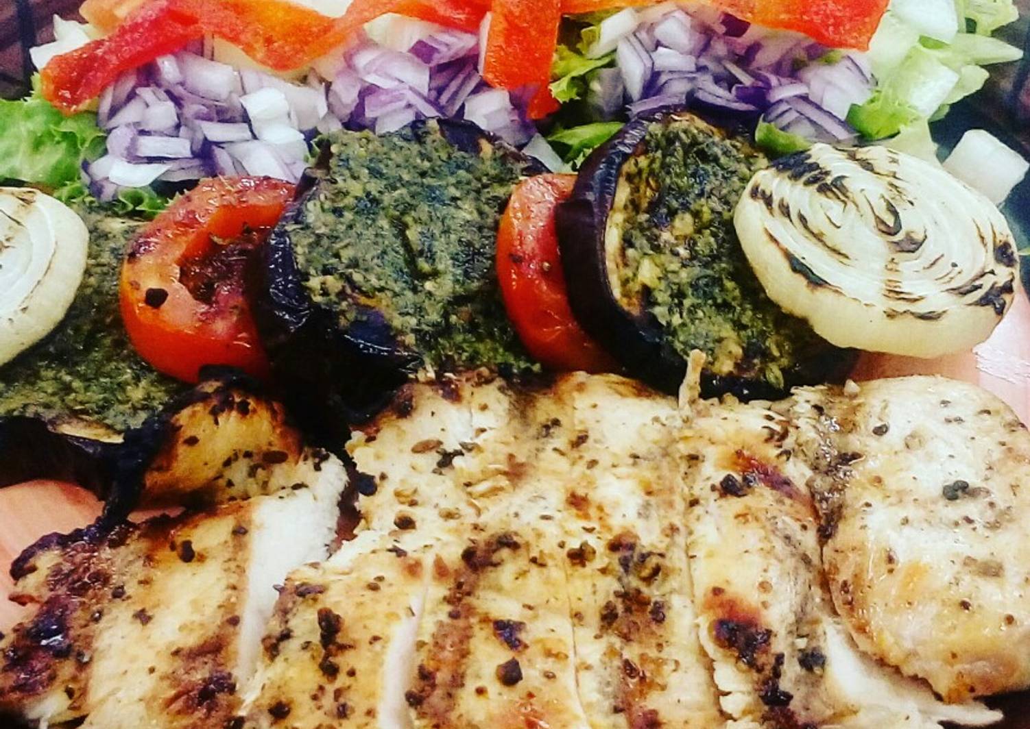 Pechuga de pollo grillada con vegetales y ensalada fresca Receta de ...