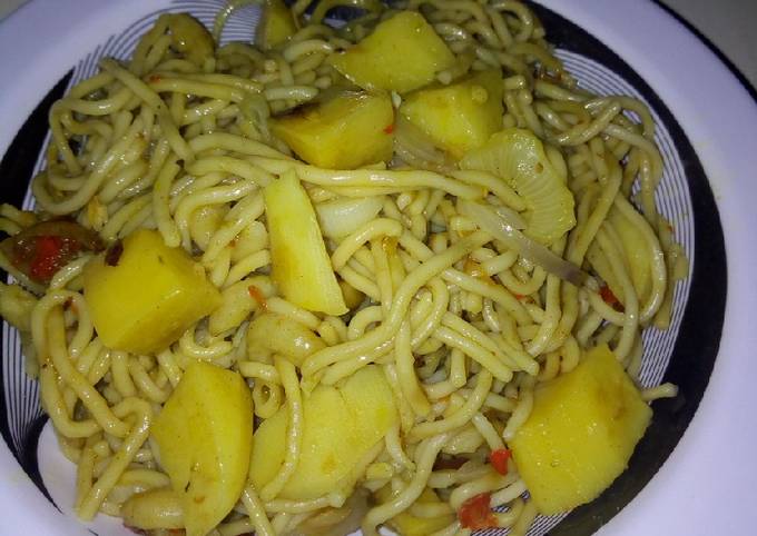 Fried spaghetti and potato Recipe by Mkaj Kitchen - Cookpad