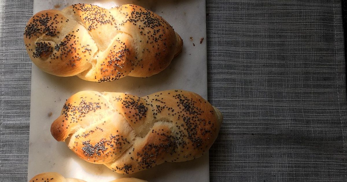 Milk Poppy Seeds Braids Recipe by In cucina con Sofia - Cookpad
