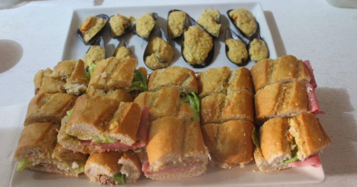 Mini bocadillos de mortadela o atún, con gazpacho y lechuga Receta de ...