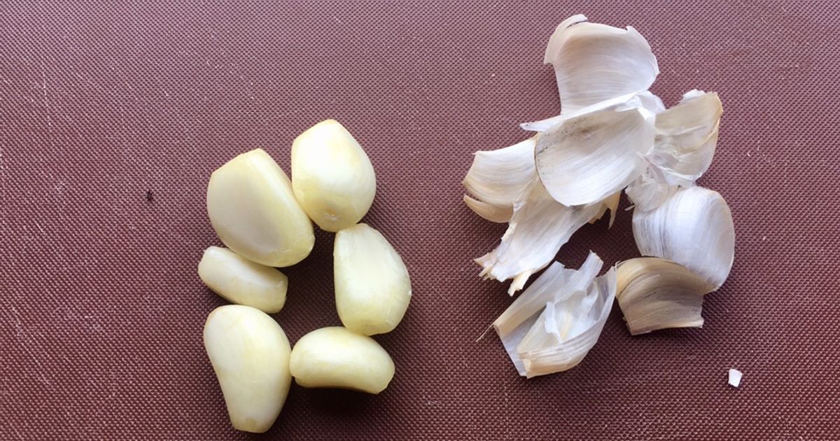 Trick: How To Peel A Garlic (So Your Hands Don’t Smell Of It) Recipe by ...