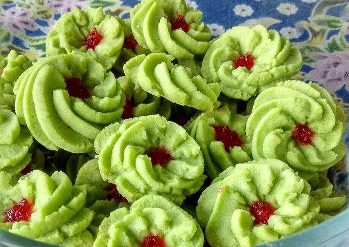 Resep Kue Semprit Pandan Mawar oleh Riana - Cookpad