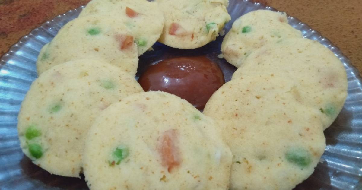 Vegetable Idli with Sauce Recipe by Rishika Bajaj - Cookpad