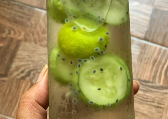 Resep Infused water jeruk nipis timun oleh Roro Woelan - Cookpad