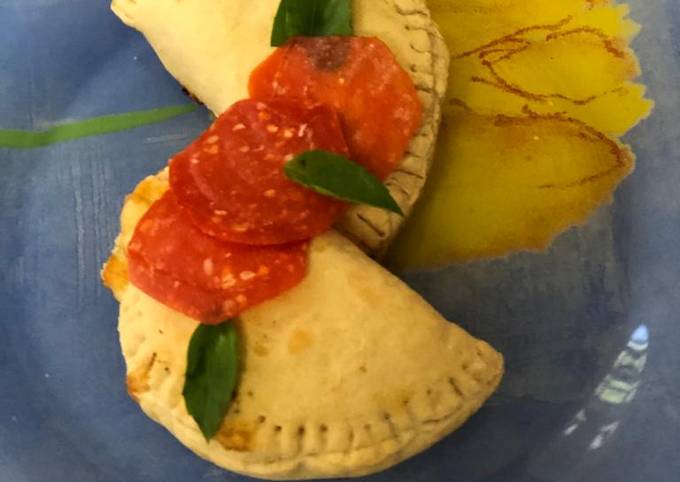 Calzone ripieno di pepperoni e fromaggio al forno/ Pizza rellena Receta ...