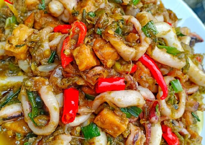 Resep Oseng Cumi Cabe Ijo oleh Kristina Puspita Dewi - Cookpad