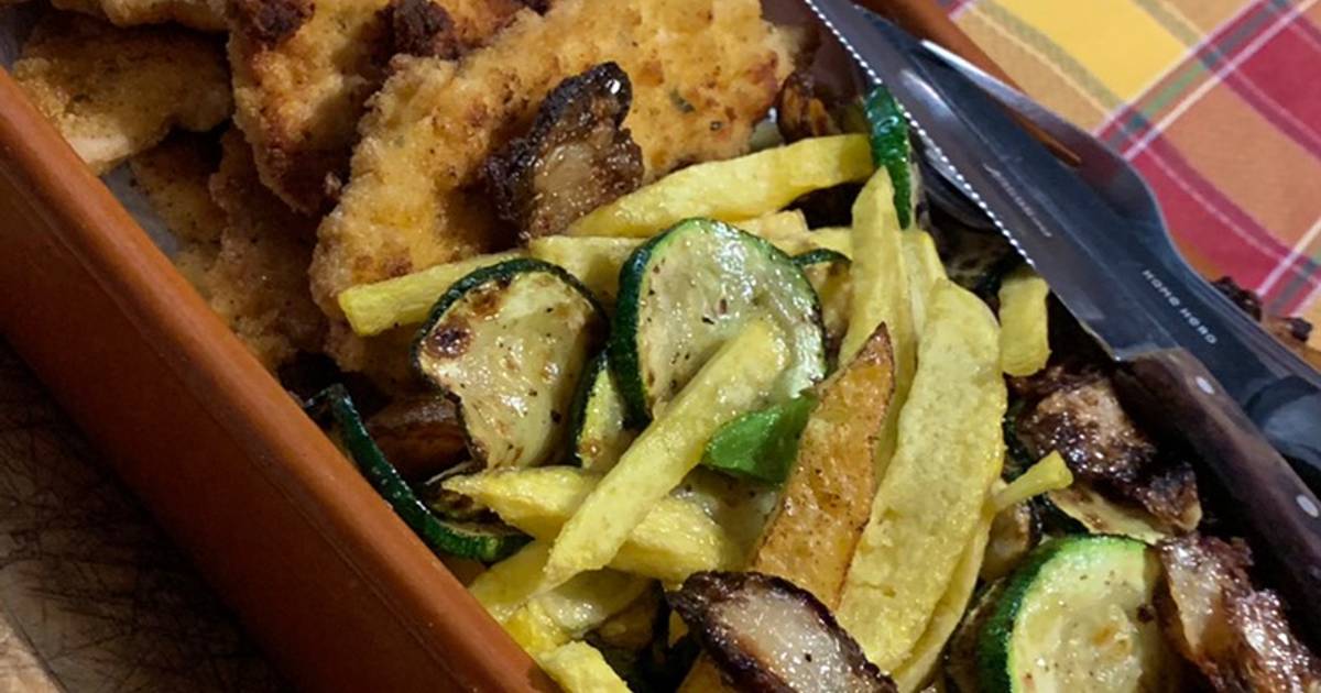 Plato variado de patatas, filetes, cebolla crujiente y chips de ...