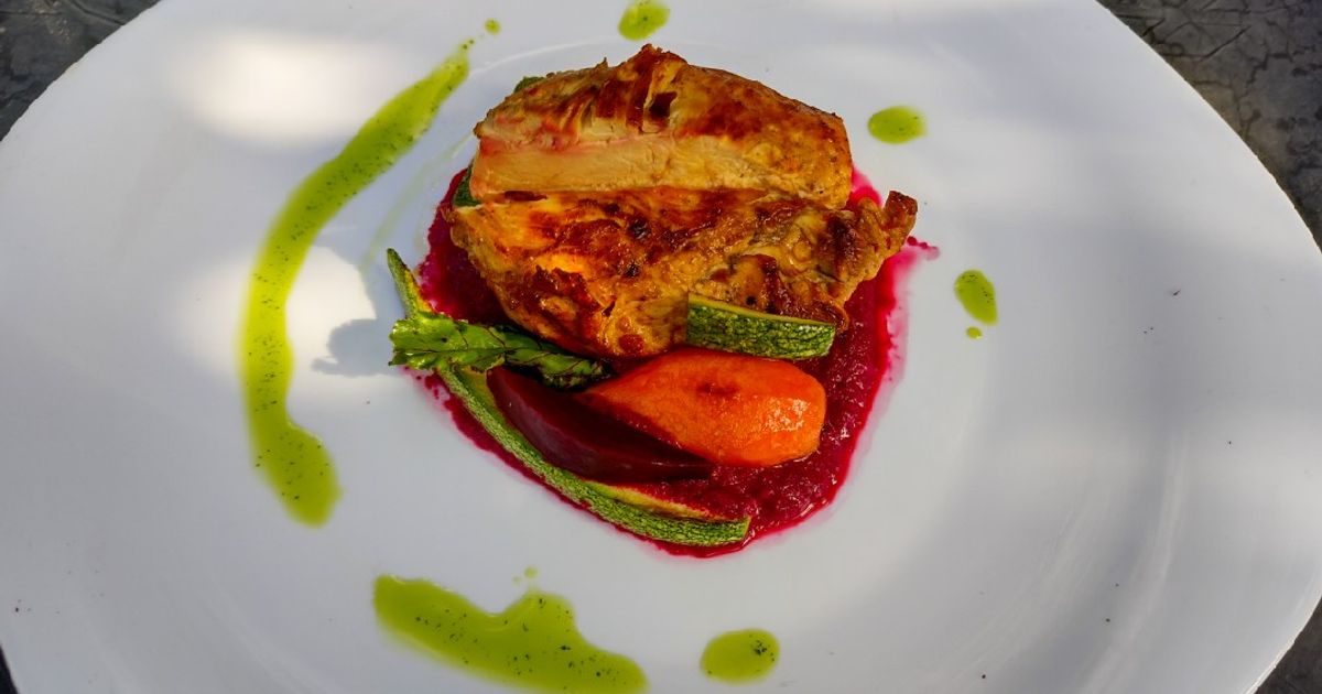 Pechuga De Pollo Sobre Una Cama De Puré De Betabel 🍠 Receta de Abigail ...