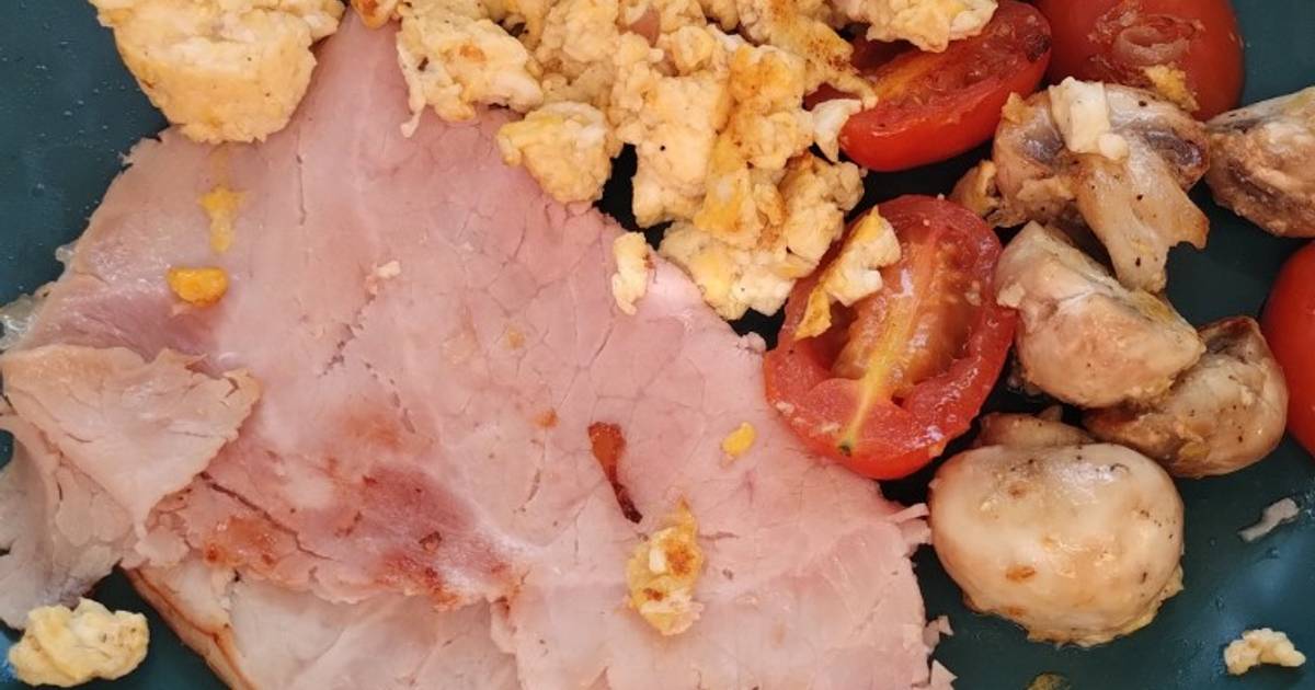 Small cooked breakfast. Scrambled eggs Recipe by Dawnann68s - Cookpad