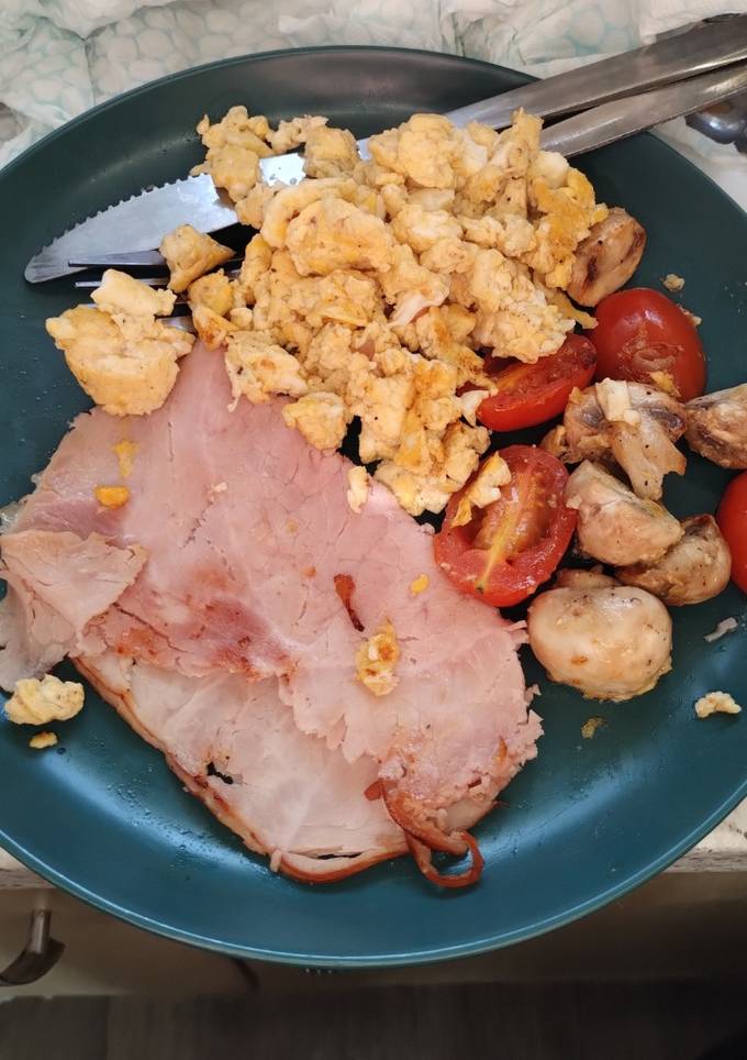 Small cooked breakfast. Scrambled eggs Recipe by Dawnann68s - Cookpad