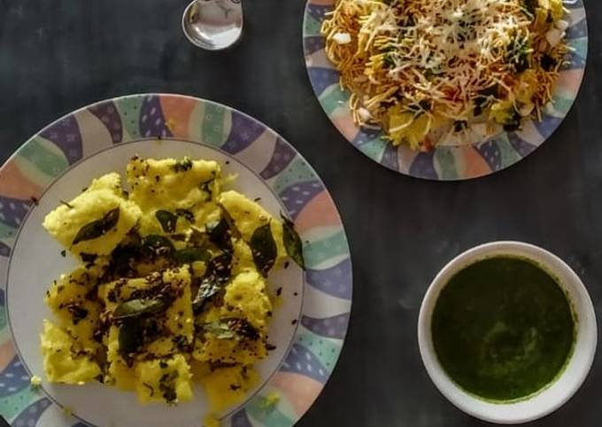 Gujarati dhokla, cheese Surti locho with green chutney Recipe by Daya ...