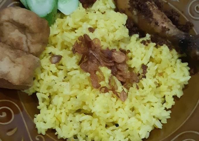 Resep Nasi Kuning Komplit oleh Cinthia Pratiwi - Cookpad