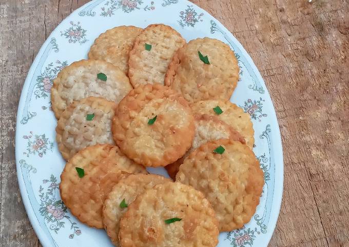 Spicy onion and garlic cracker Recipe by Augie's Confectionery - Cookpad