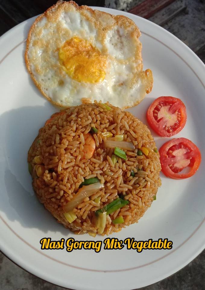 Resep Nasi Goreng Mix Vegetable 🤤 oleh ER's Kitchen Shorts - Cookpad