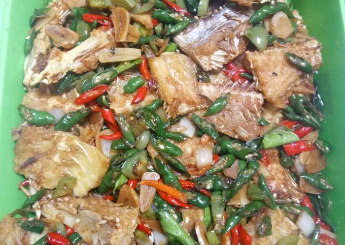 Resep Tumis tulang jambal pedas oleh itha aziz - Cookpad