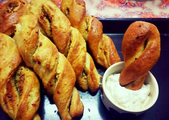 Twisted garlic bread sticks Recipe by Ruchi Srivastava - Cookpad