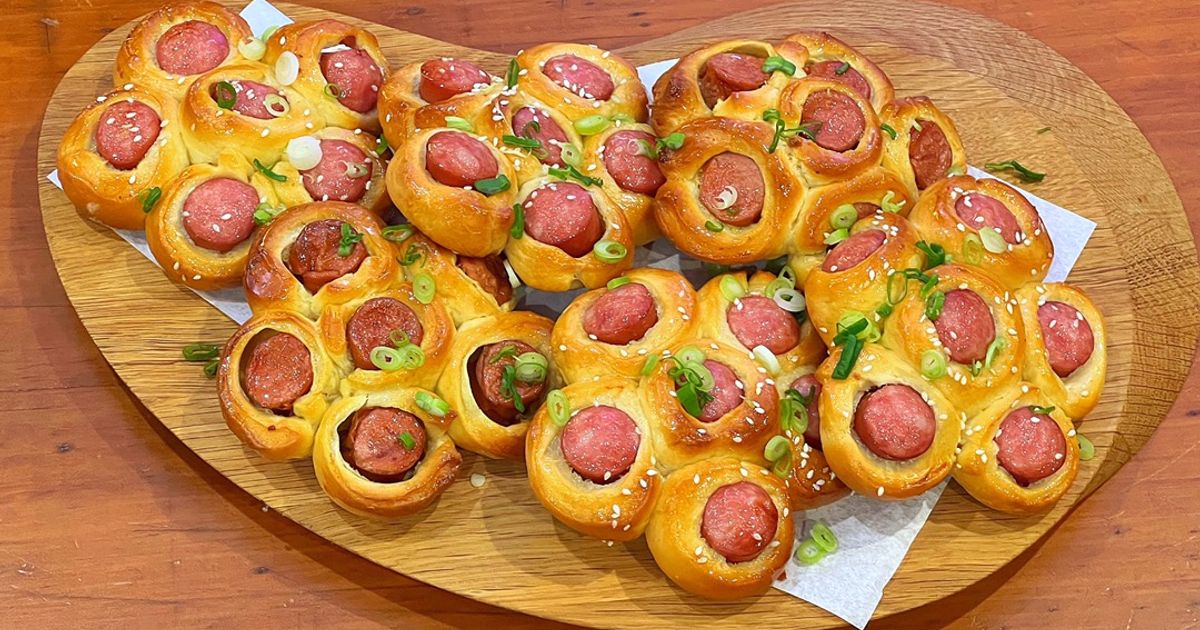 Hot Dog Flower Buns Recipe by Santy Coy - Cookpad