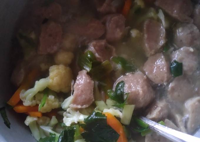 Resep Sop bunga kol bakso oleh 🍑 Nia 🎨 - Cookpad