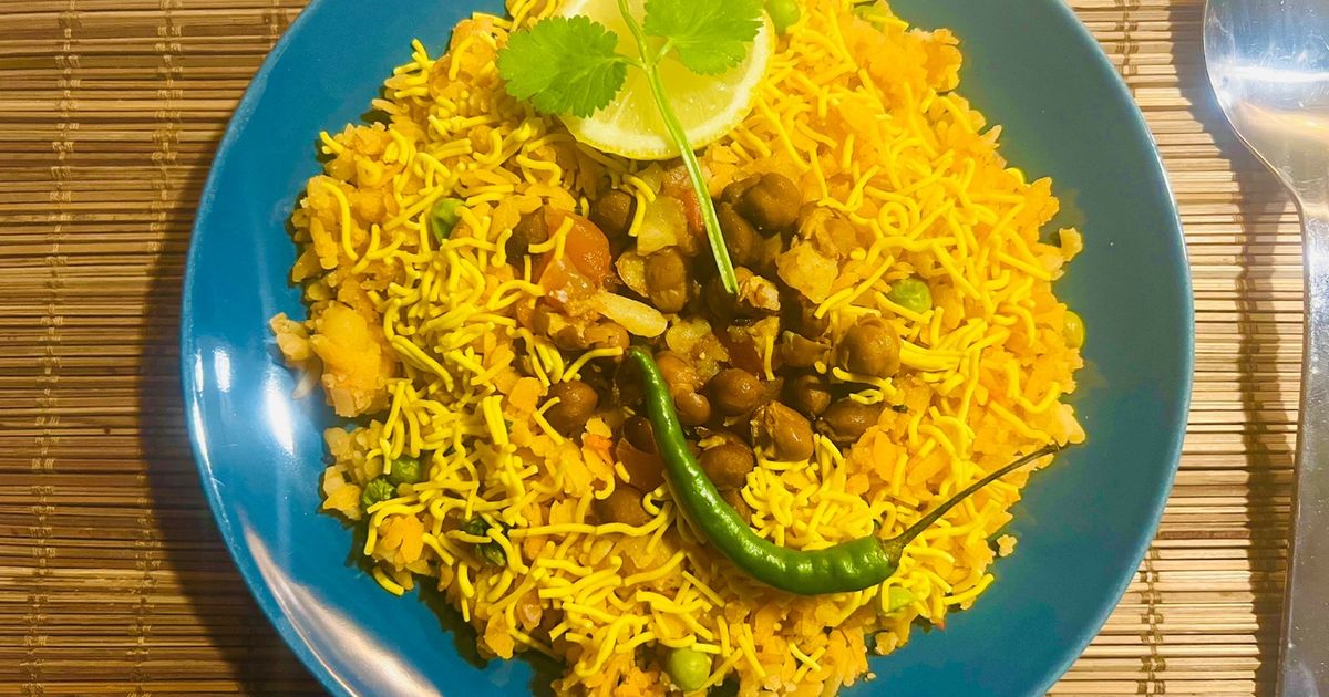 Vegetable Poha~With Protein Curry 😋 Recipe by Anoli Vinchhi - Cookpad