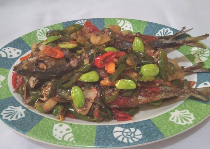 Resep Ikan Layang Pete Cabe Ijo oleh Elly Susanti - Cookpad