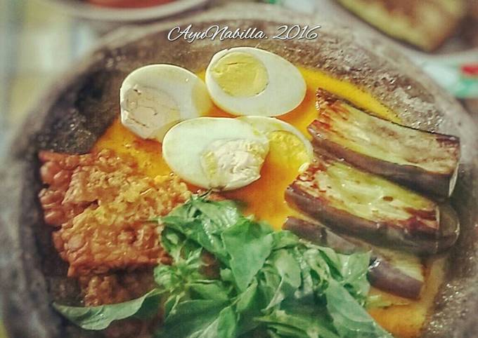 Resep Pecel tempe komplit oleh ayunabillarumaropen - Cookpad