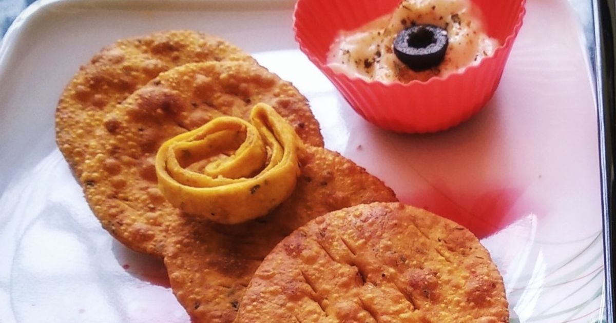 Pizza Puri With Cheesy Dip Recipe by Dhruti Chaitanya Shah - Cookpad