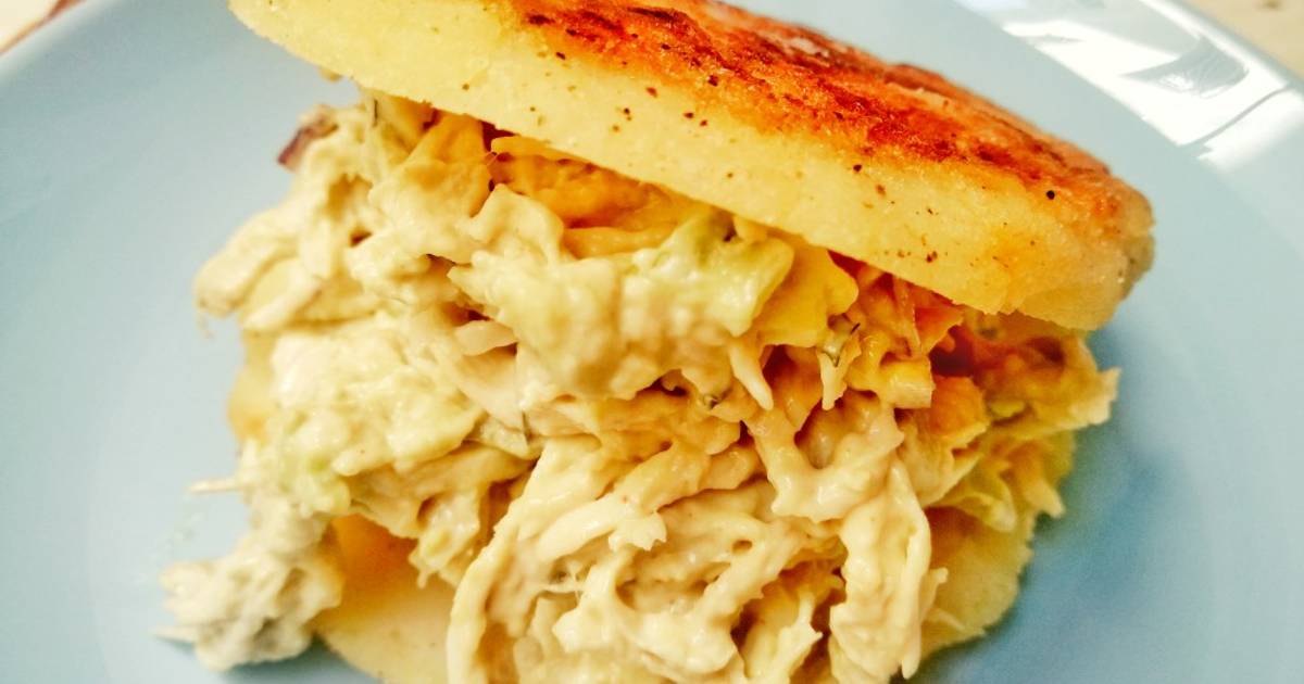 Arepa rellena de pollo y aguacate Receta de Francisco Gil