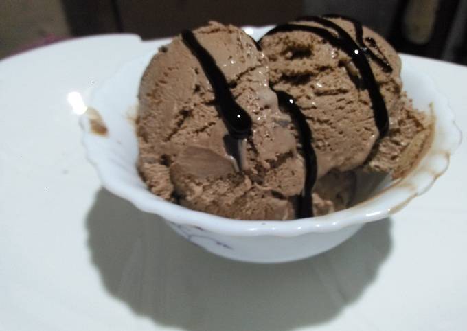 Homemade chocolate chip ice cream Recipe by Amna Atiq (Professional ...