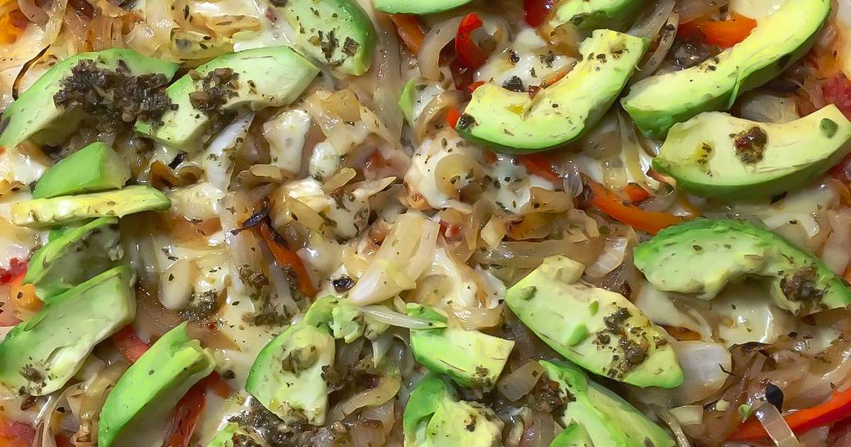 Pizza vegetal con pesto y palta Receta de Clau Isarra