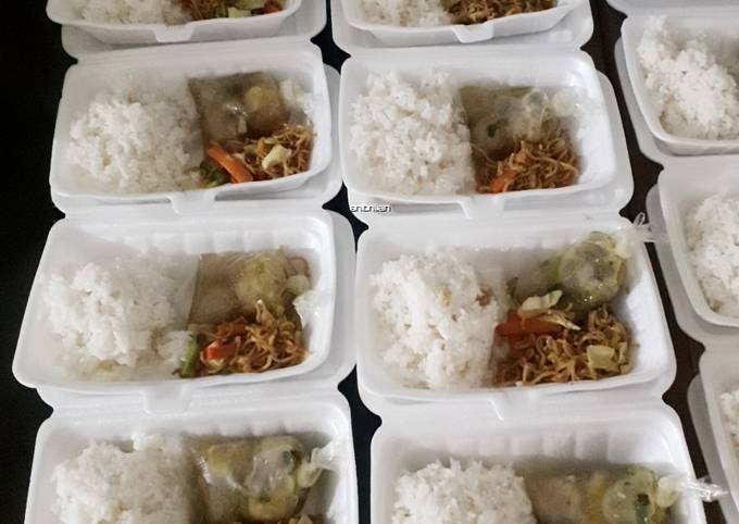 Resep Paket nasi sop baso+mie goreng oleh Ani Brilian - Cookpad